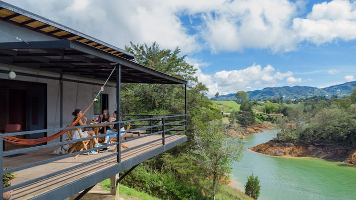 Guatapé Frente A La Represa - Peñol