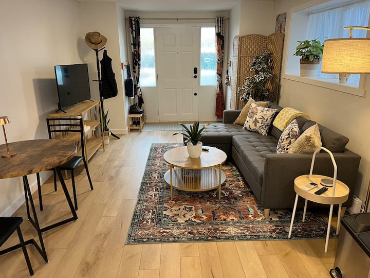 Updated Space, Steps To Downtown - Nanaimo