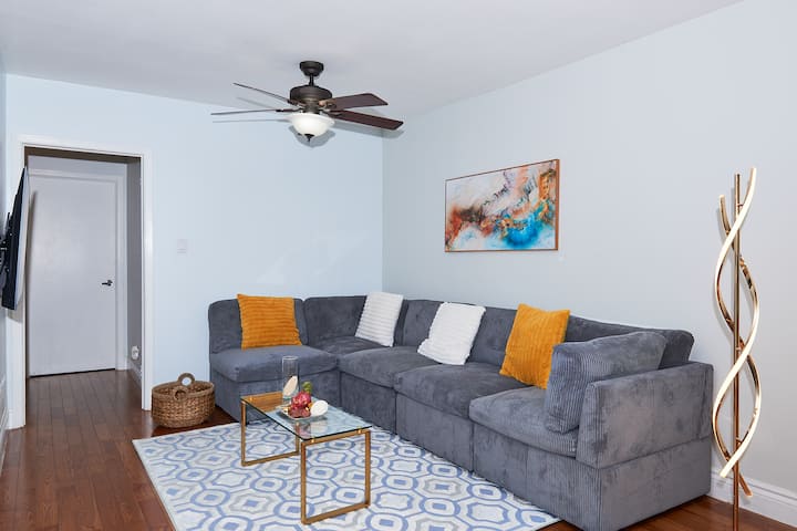 Modern Haven: King Size Bed & Own Parking - Aurora