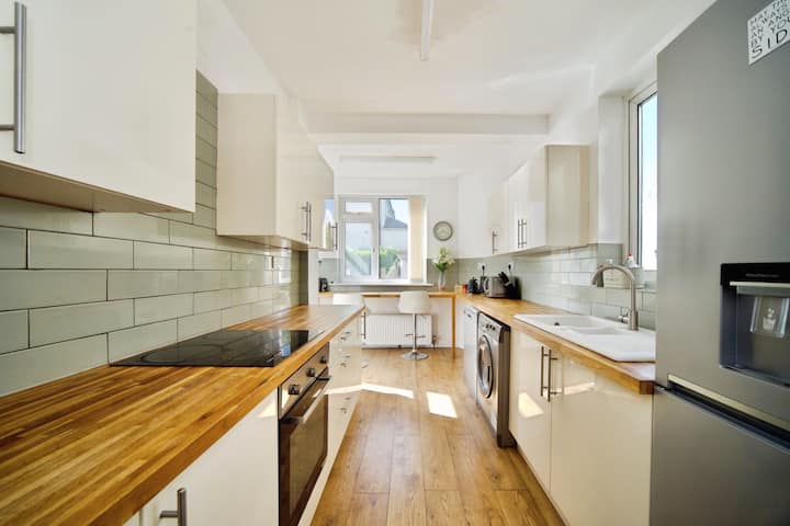 Incredible Deal! Beautiful 3 Bedroom London House - Barnet