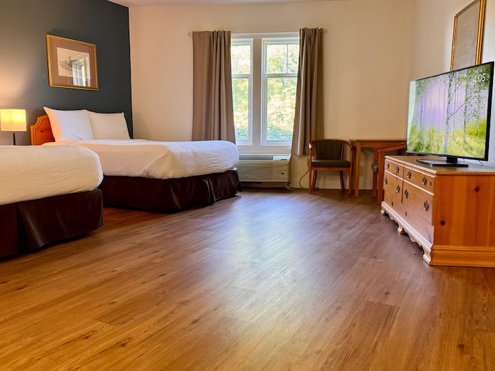 Spacious Room W/ Two Queen Beds - Saint Marys