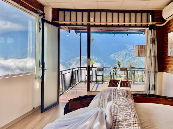 Queen Room Mountain View + Terrace – 10min Center - Vietnam