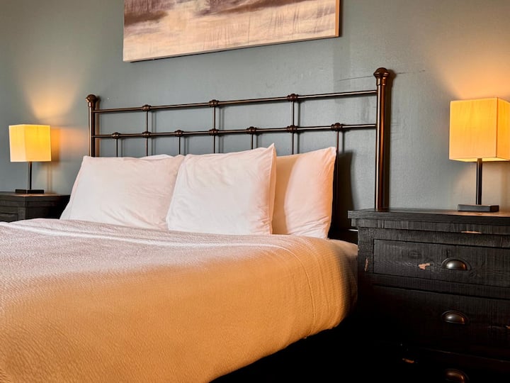 Elegant King Bed Balcony Suite - Saint Marys