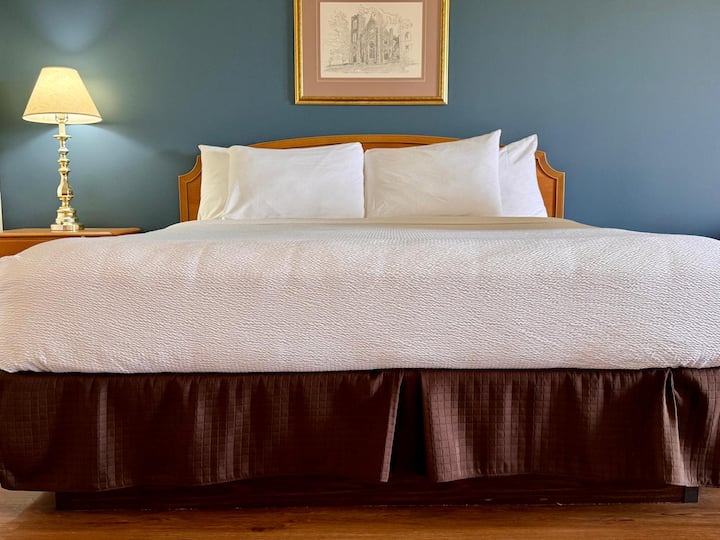 Luxury King Bed Suite W/tub - Saint Marys, ON, Canada