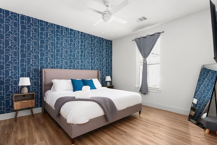 Perfect Spot: Cozy Stay & Coffee Shop/bar Onsite! - Pflugerville, TX