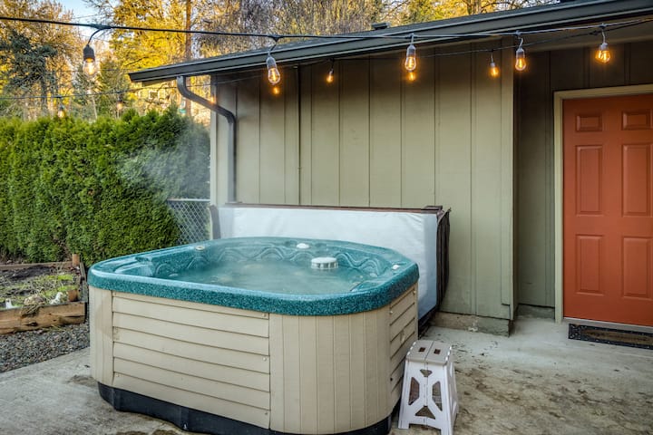 3-bed Cowboy Cabana W/ Soaking Pool + Hot Tub! - Oregon City, OR