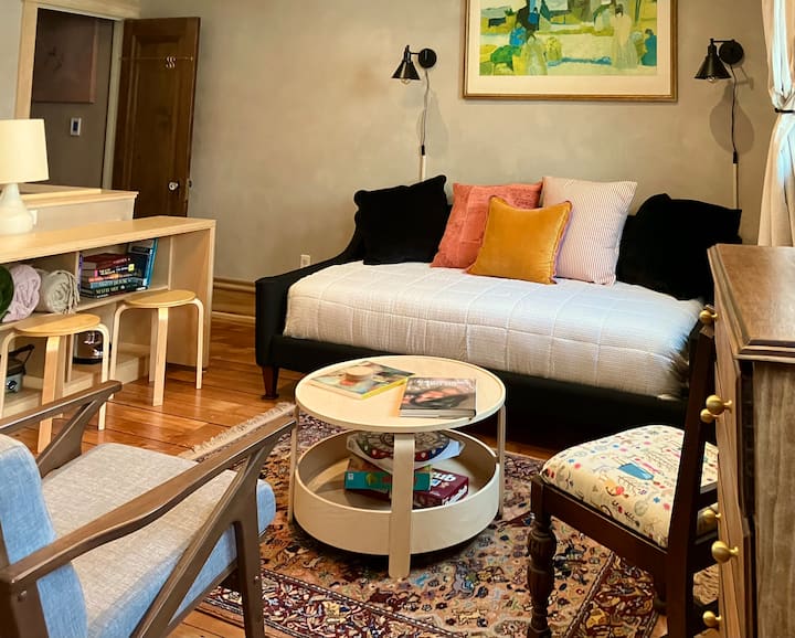 2 Beds/1.5 Bath Hygge-hus, Minute To Cafes & Shops - Pittsburgh, PA