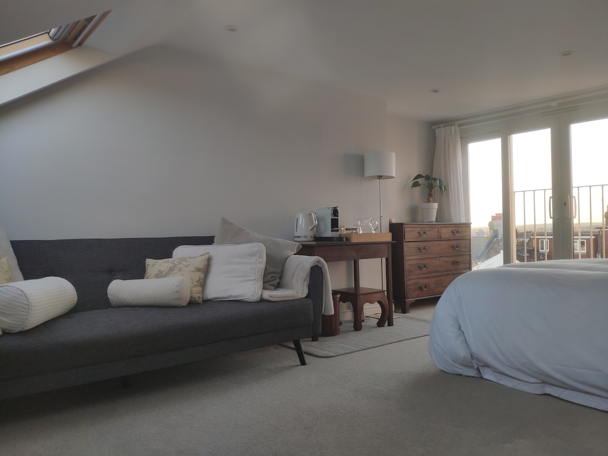 Spacious, light & airy loft with great views - Houses for Rent in ...