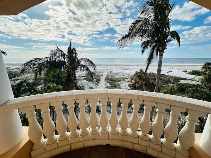 St Pete Beach Don Cesar Beachfront Hot Tub Mansion - St. Pete Beach, FL