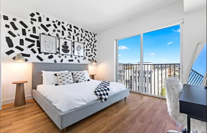 K-town Gem Near Food & Fun | Gym & Free Parking - Los Angeles, CA