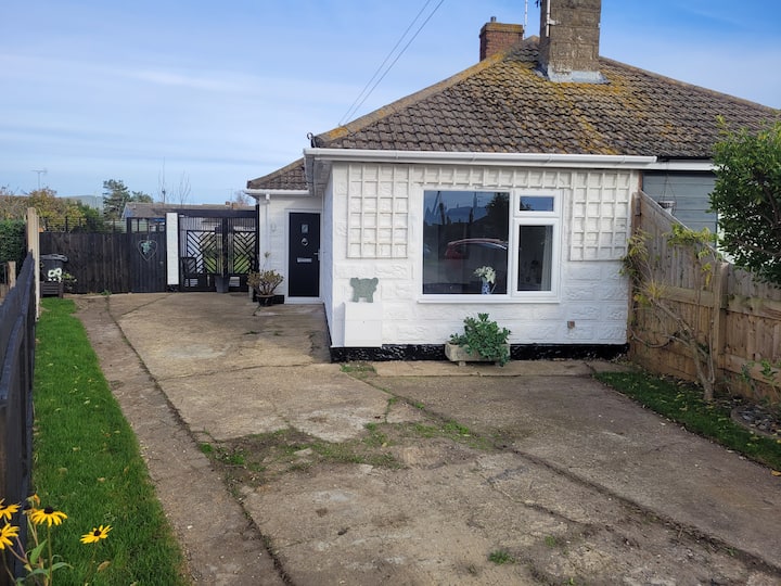 Seaside Family Escape – Cosy Bungalow Pets Welcome - Clacton-on-Sea