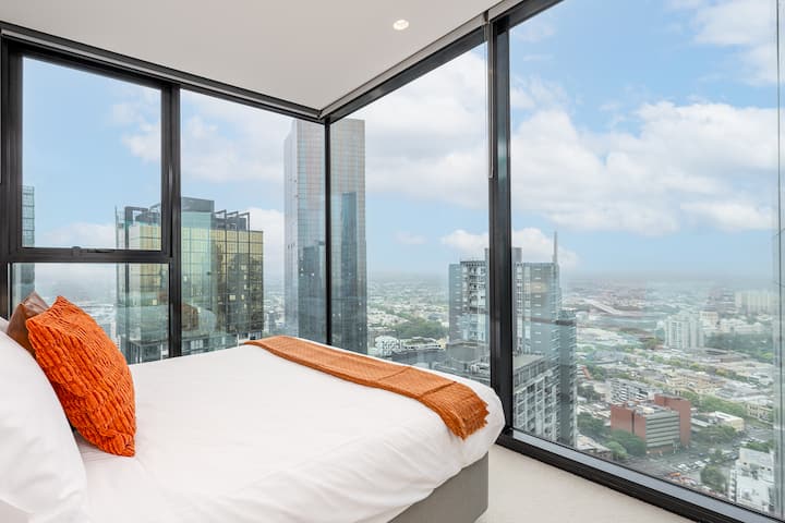 180° City Views | 2br Apartment W/ Pool, Spa & Gym - Melbourne
