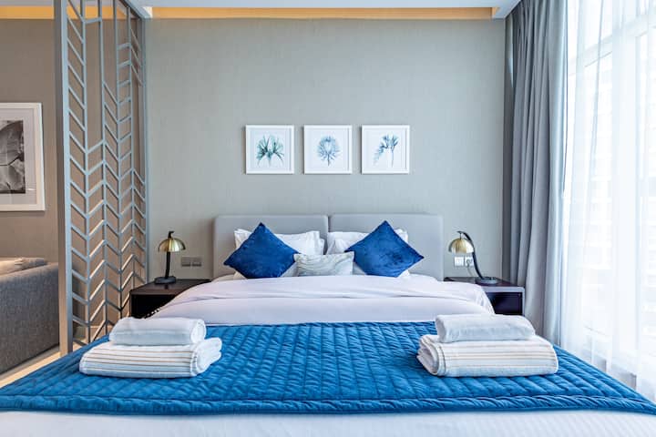 Chic Studio With Balcony | Canal Bay & Pool Views - دبي
