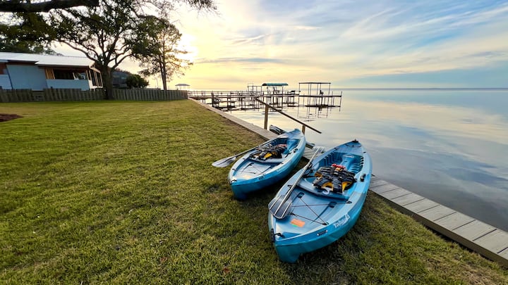 Cozy Bay Front | Fire Pit, Kayaks, Sunsets - Navarre, FL