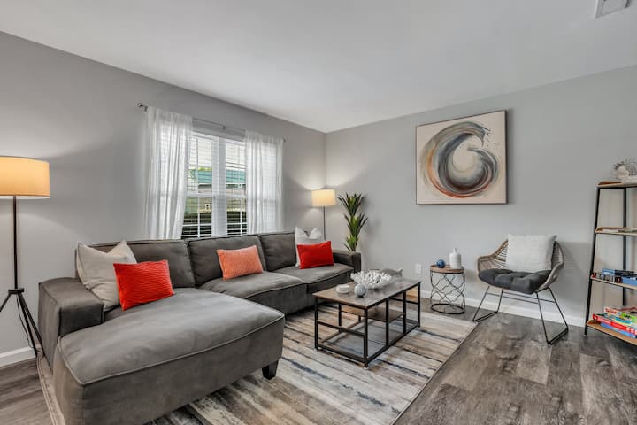 Modern Townhome Near Airport & Downtown Charleston - North Charleston, SC