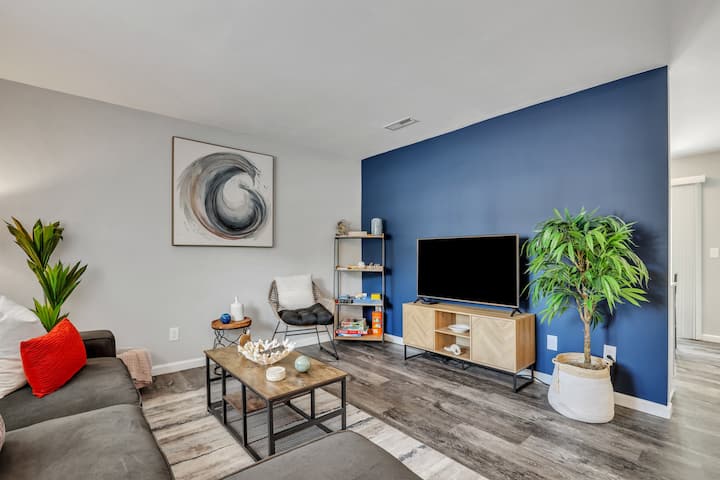Modern Townhome Near Airport & Downtown Charleston - Charleston, SC