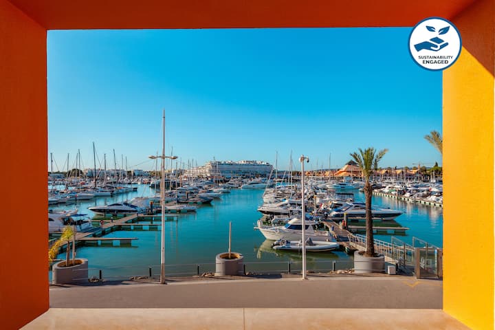 Marina Views: Modern Comfort & Prime Location - ヴィラモウラ