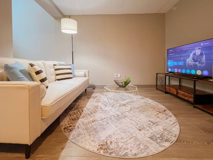 Exclusive Designer Loft Retreat W/ Free Parking - Kitchener, ON, Canada