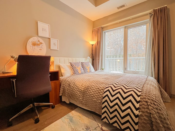 Oversized Designer Loft Retreat W/ Paid Parking - Waterloo