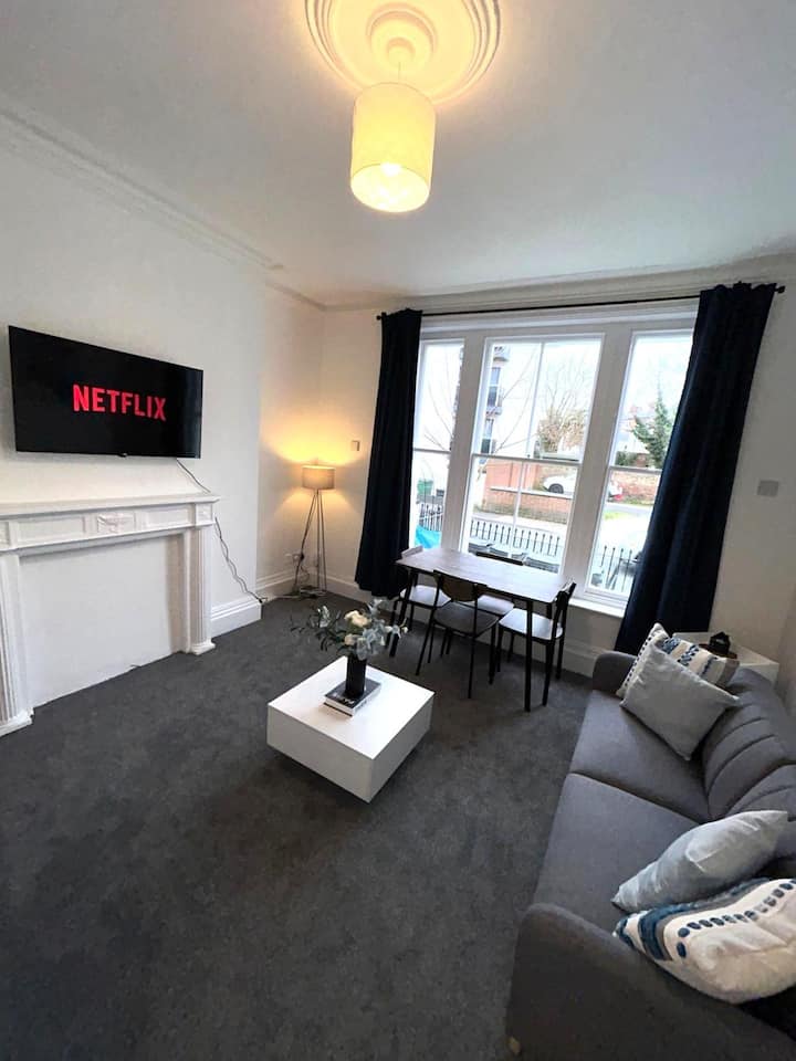 Bright & Central Apartment By Docks - Gloucester