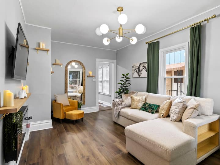 Stylish Gem With Fun Hidden Room-centrally Located - Greenfield, WI