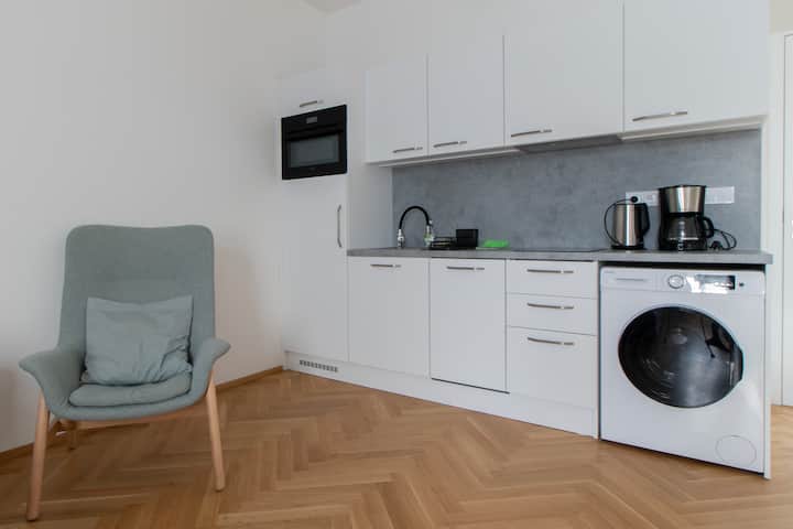 Stay Inn | Sunny Studio: Steps Away From Downtown - Prague