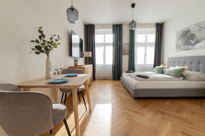 Stay Inn | Sunny Studio: Steps Away From Downtown - Praga