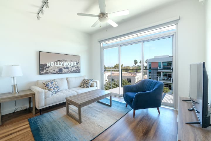 Chic 2 Br Apartment Near The Grove & Museums - Beverly Hills, CA