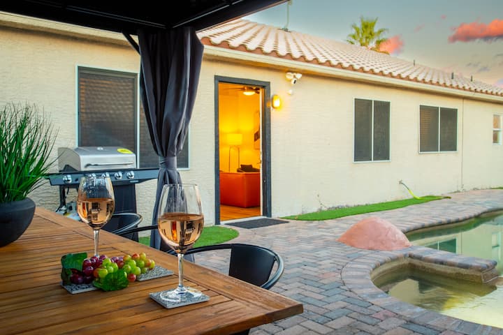 Modern 5bd W/foosball, Pool, And Arcardes! - North Las Vegas, NV