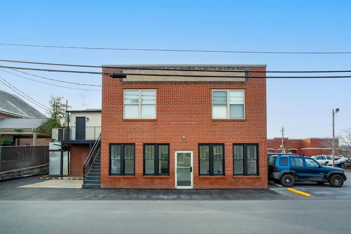 Cedar's Condo - Modern Downtown Escape - Sevierville