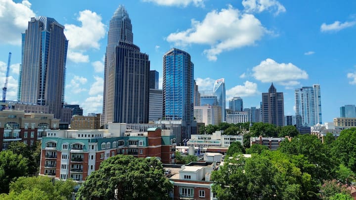 Uptown Elegance: Deluxe 4-bedroom In 4th Ward - Charlotte, NC