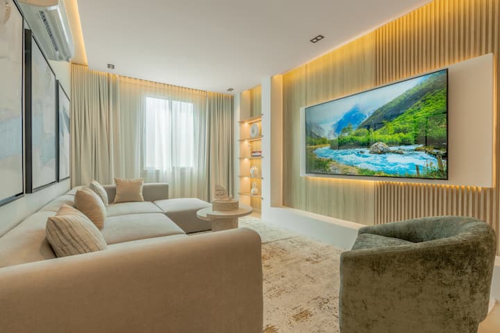 Ouja | Modern 1br, 85" Tv, Huge Living, Self-entry - Riyadh