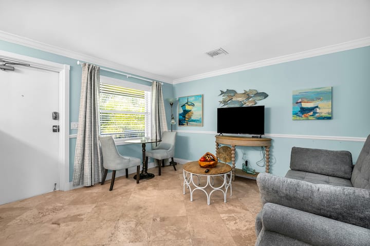 Simple & Cozy Wpb Apartment #5 - West Palm Beach, FL