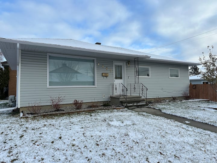 Main Level Modern Comfort & Convenience - Lethbridge