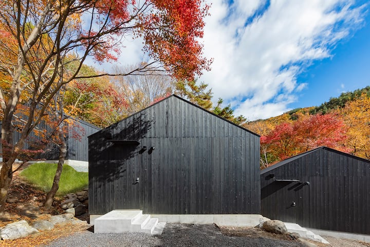 人気の河口湖/新築モダンヴィラ/広々スタジオタイプ/花火可/キッチン完備/シャワーのみ/Pet不可 - 笛吹市