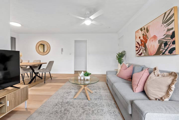 Spacious & Leafy 2br Apt W/ Balcony & Car Park! - Brisbane