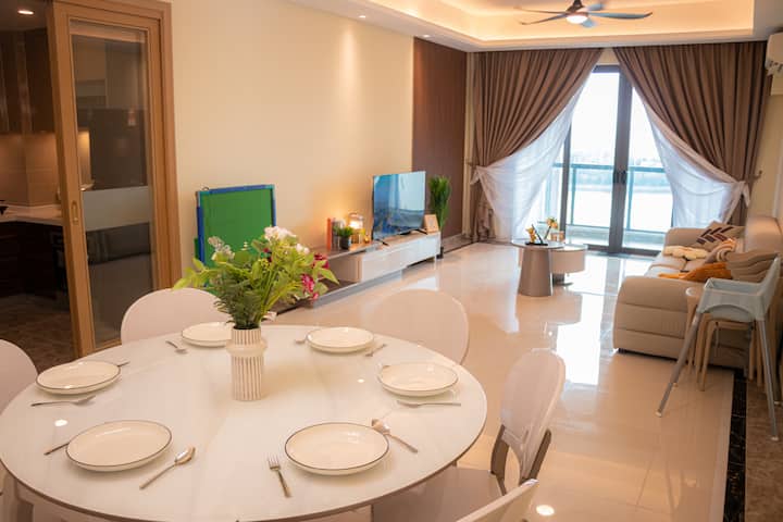 R&f 4br Super Seaview Suite | Brown-themed Level32 - Johor Bahru