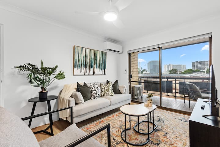 Stylish Renovated 1br In Quiet Street W/ Car Space - Oxley