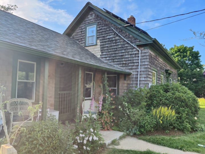 Cozy Farmhouse, Pet-friendly + Close To Everything - Fall River, MA