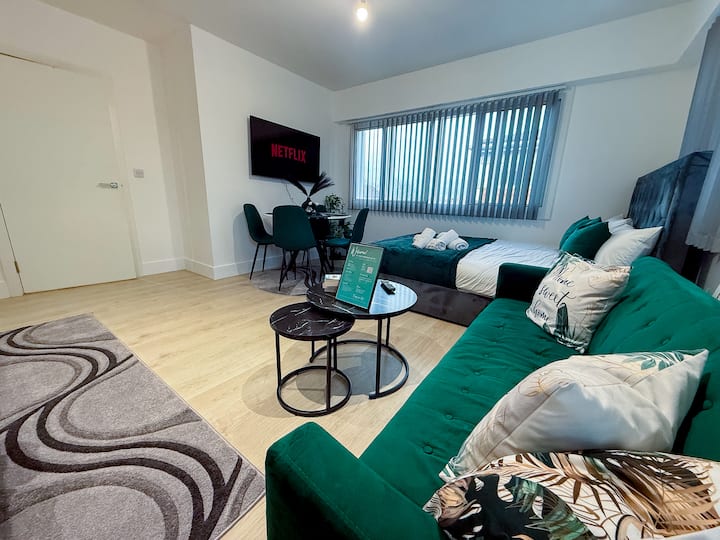 Luxury 2 Bed Flat By Heathrow With Free Parking - London Heathrow Airport (LHR)