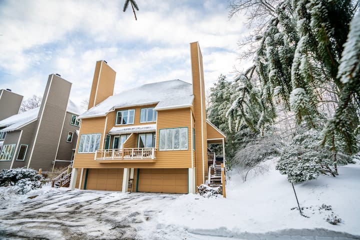 4 Min To Ski! Fireplace Dogs Ok Pack & Play Garage - Wintergreen, VA