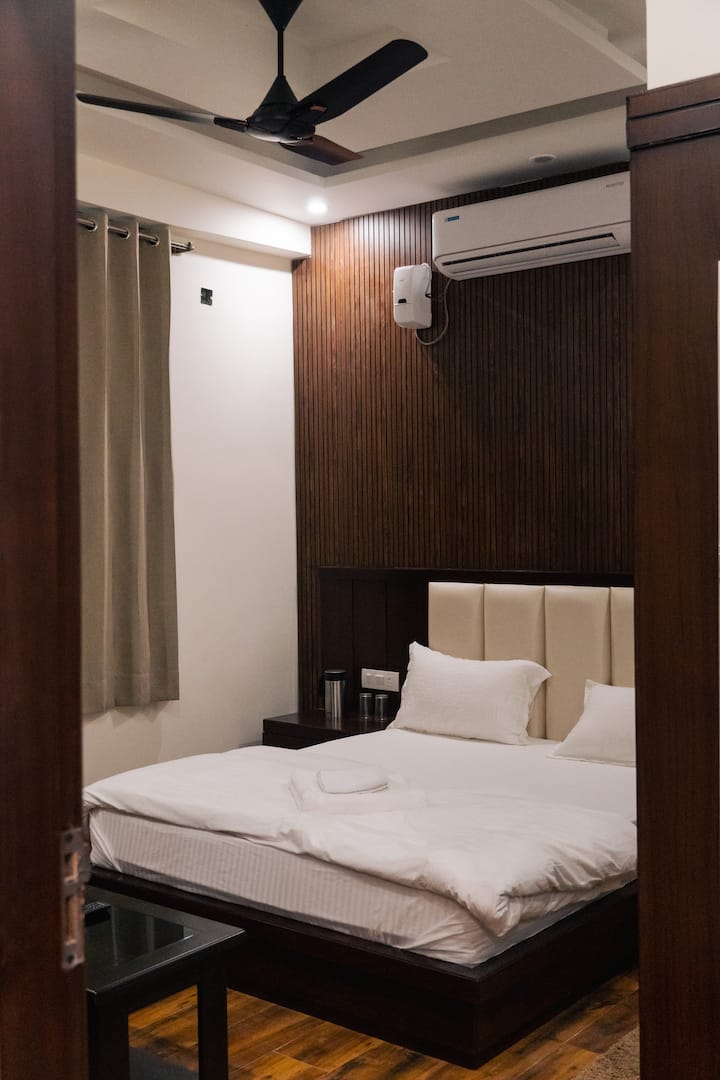 Shared Space In A 3&4 Bhk Apartment : City Centre - Dehradun