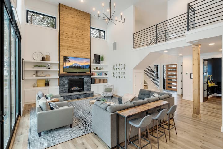 Towering Windows, Hot Tub, Waterpark - Sunriver, OR