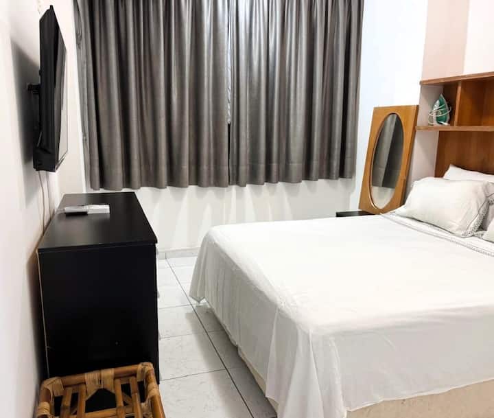 Flat/kitnet A 50 Metros Da Praia De Pitangueiras. - Guarujá