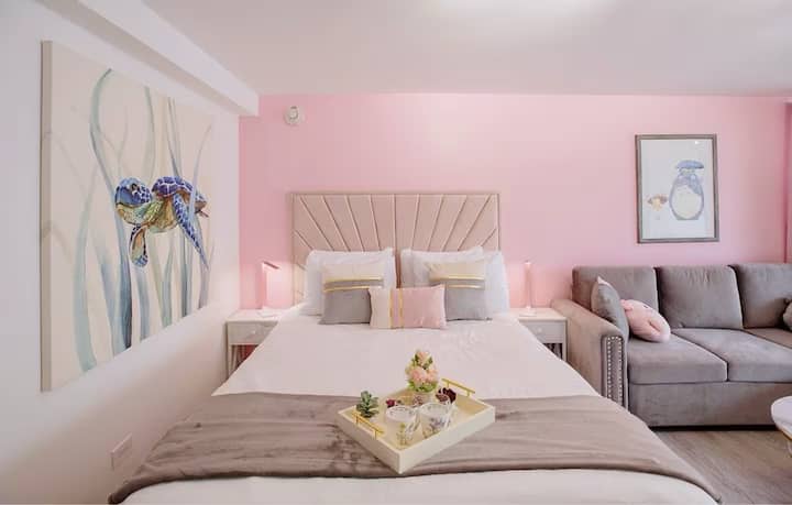 Beautiful Pink Studio Suite-waikiki Beach - Honolulu, HI