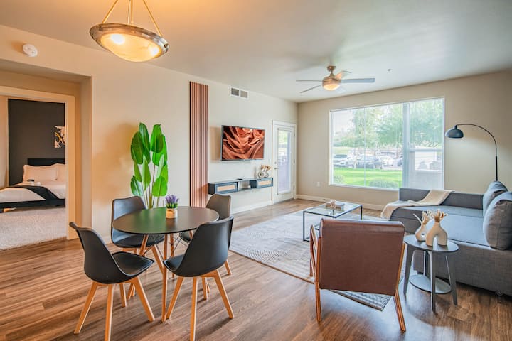 Prime Location | Balcony, Pool, Gym, W/d, Parking - Tempe, AZ