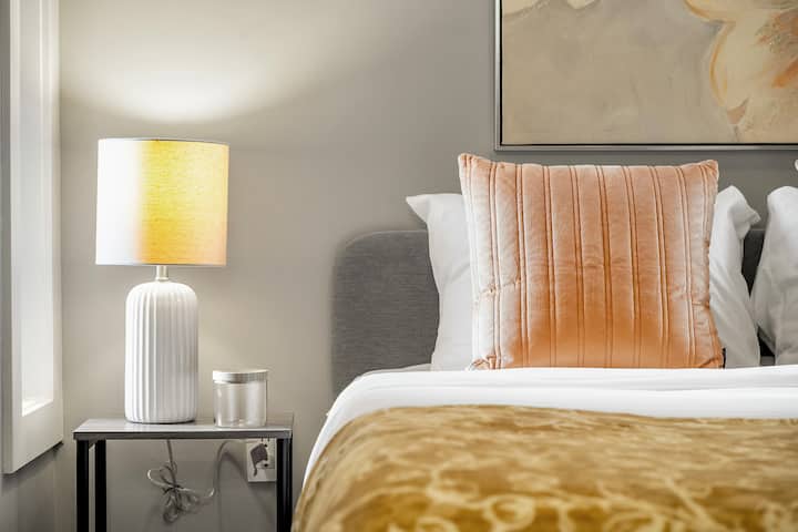 Luxury Cityscape Retreat - Calgary