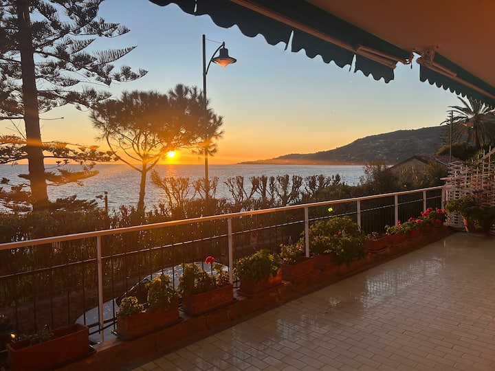 Seaside Heritage Retreat By Holiday World - Sanremo