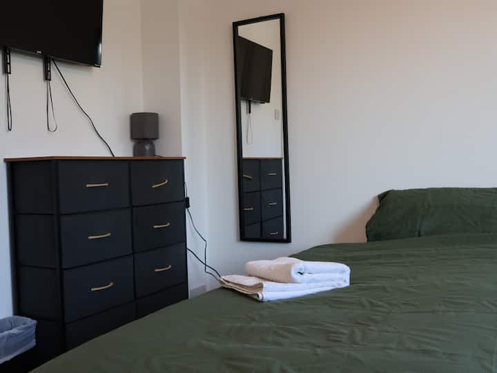 New 2 Bed, Private Driveway - Watford