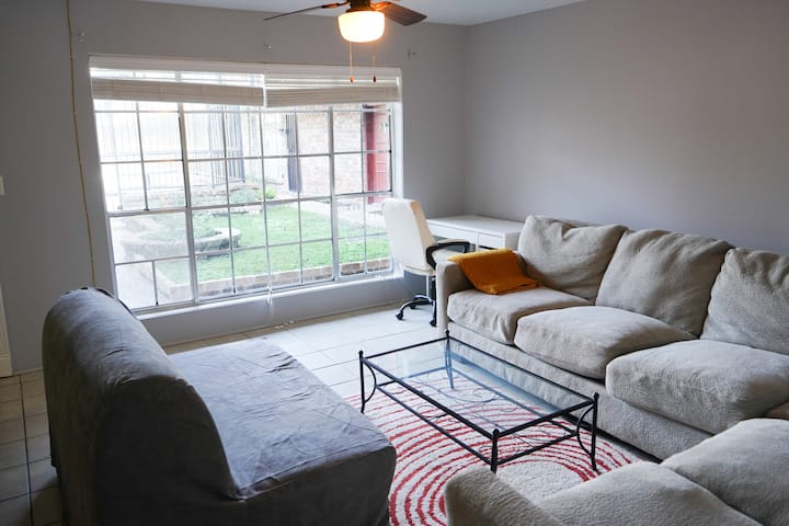 Quite And Safe Haven With Pool - Houston, TX